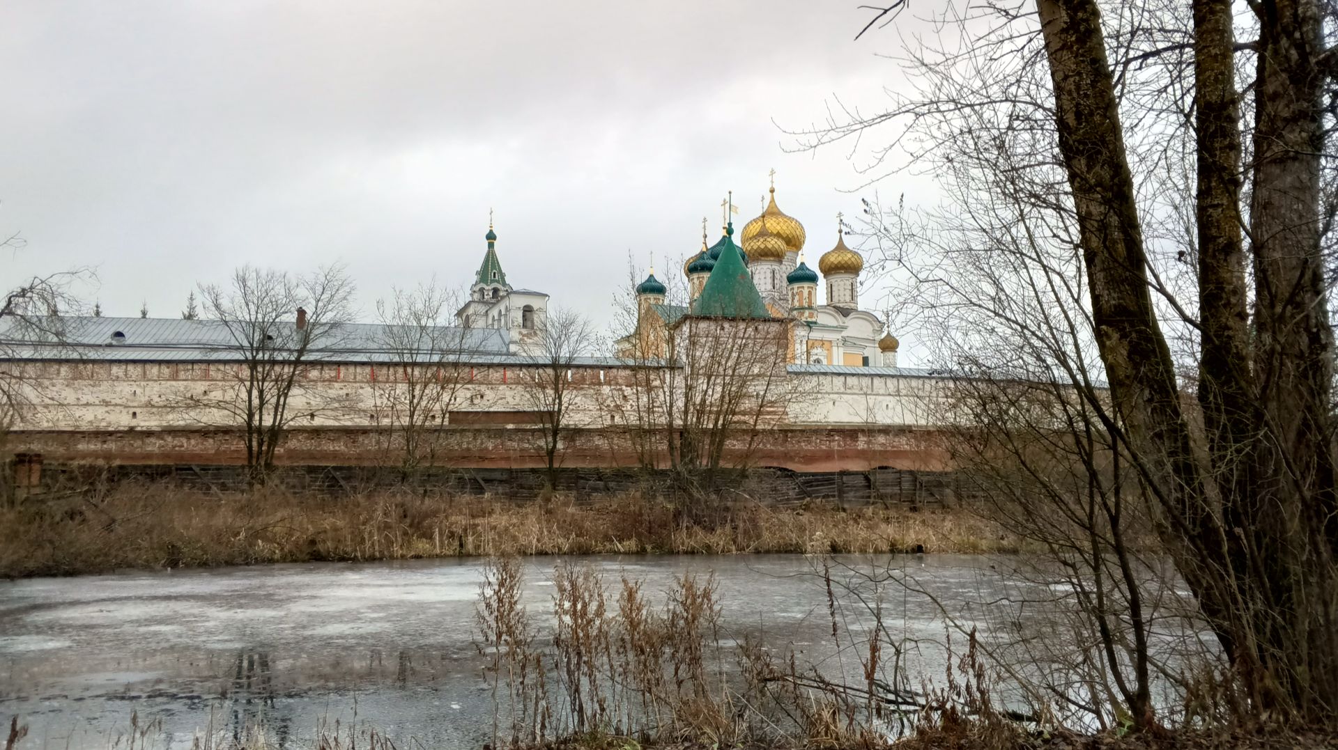 ЗдорОво, Кострома. Часть 9. Ипатьевский монастырь. Палаты бояр Романовых и прогулка по стене