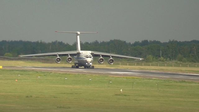 Взлёт тяжёлого грузовичка