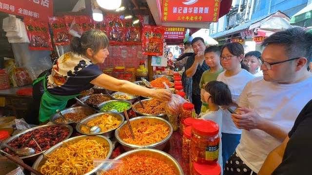 разнообразие китайской уличной еды. маринованные закуски, копченое мясо и многое другое
