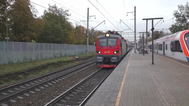 Электровоз ЭП20-054 (ТЧЭ-6) со скорым фирменным поездом "Анапа—Москва" № 011Э Анапа — Москва.