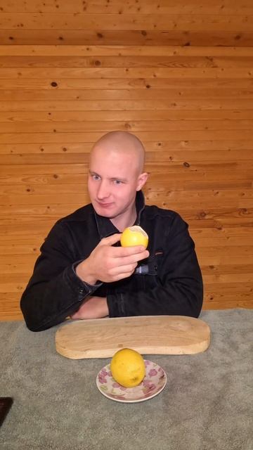 Заряжается витаминами на зиму.