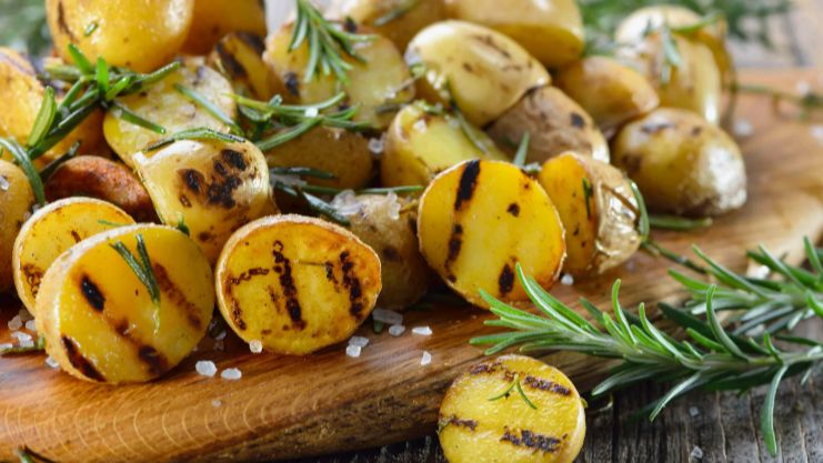 Запечённая красная картошка с розмарином