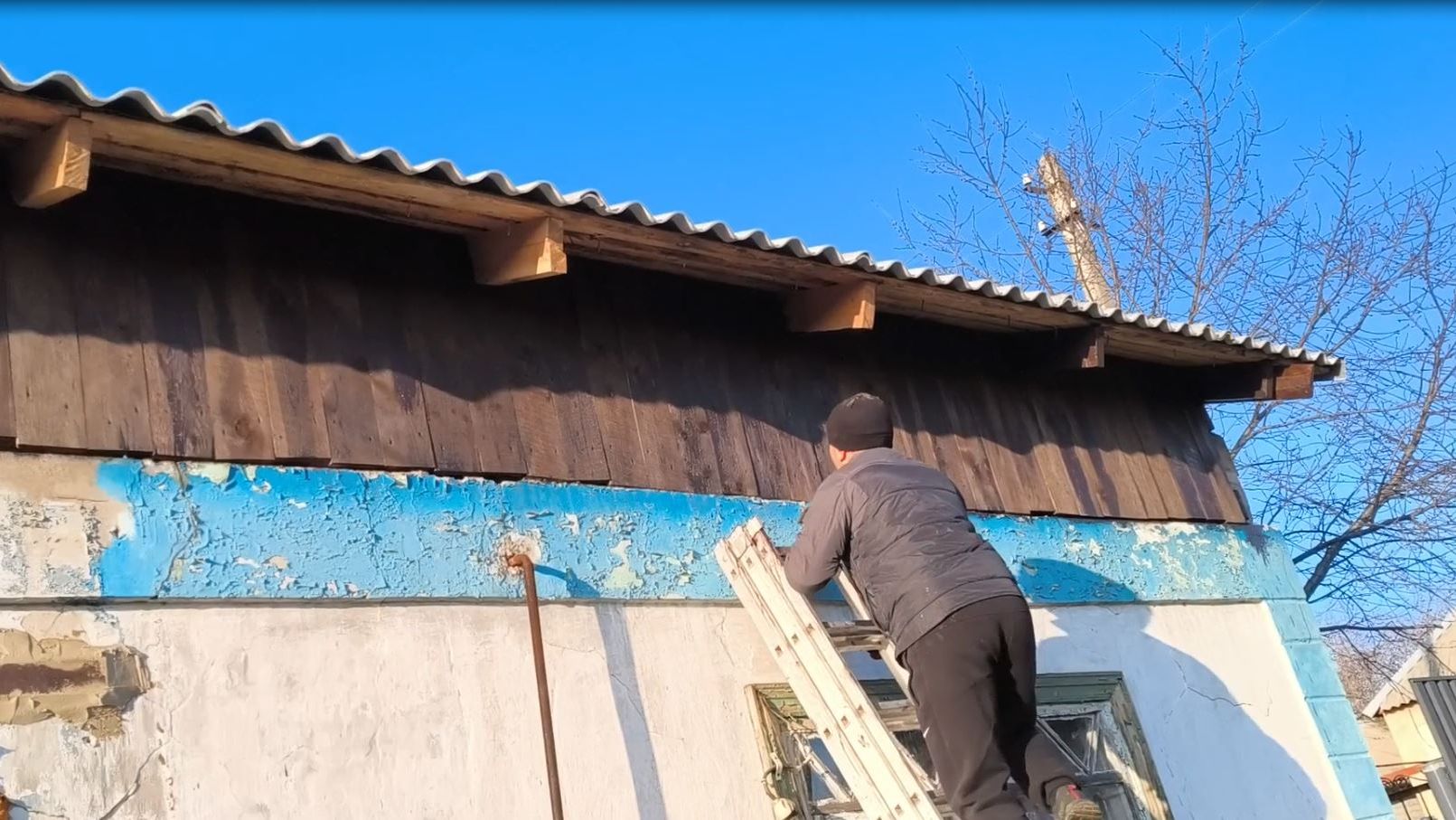 ДООБРАБОТАЛ ДОСКИ НА КРЫШЕ / КУПИЛИ ПОЧТОВЫЙ ЯЩИК ДЛЯ ДОМА (38 СЕРИЯ)