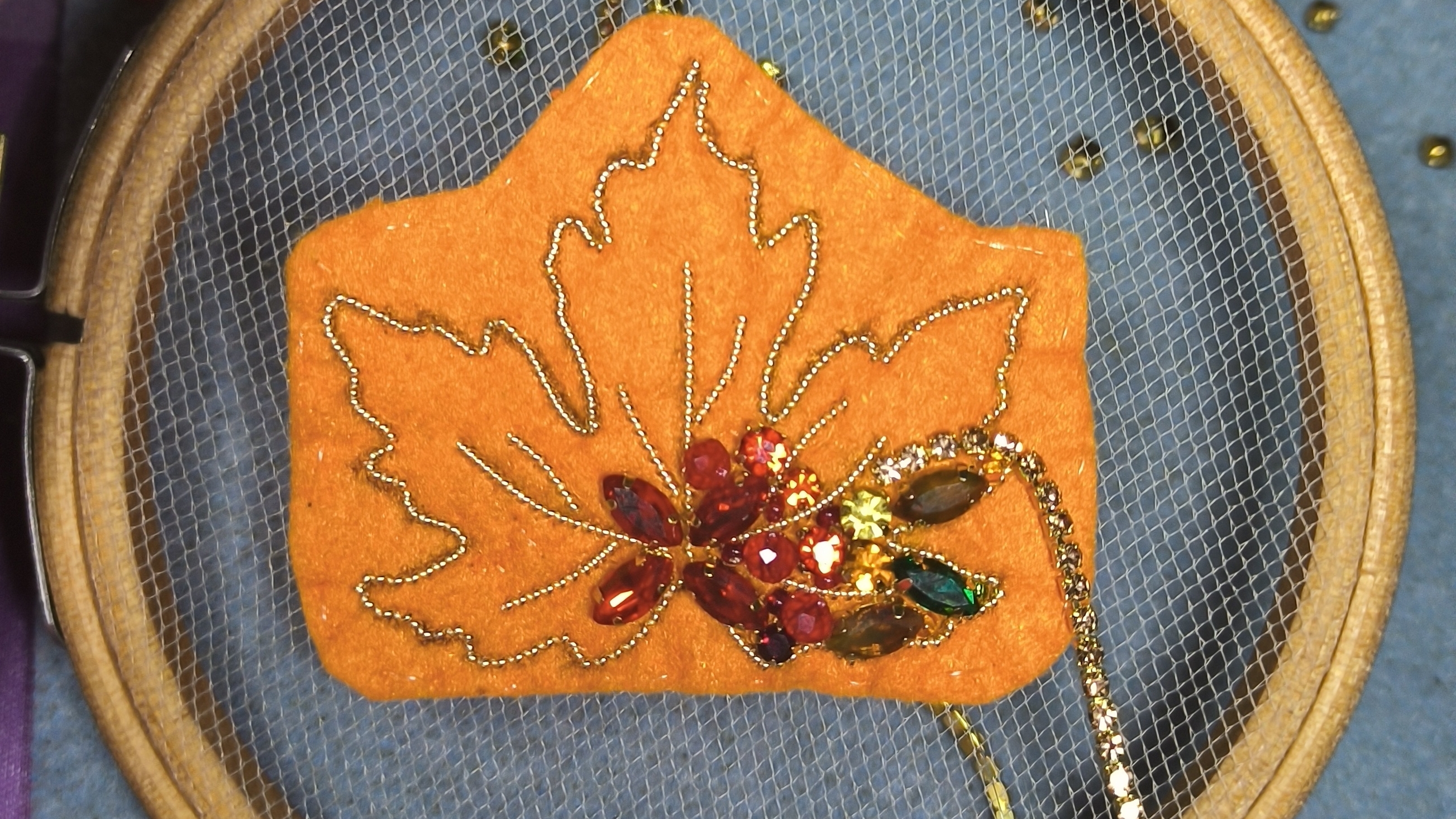 Процесс создания броши Кленовый лист