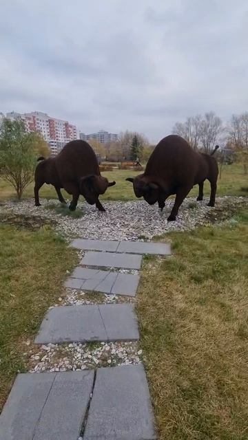 Жанровая скульптура Зубры в Ляховской слободе в Минске