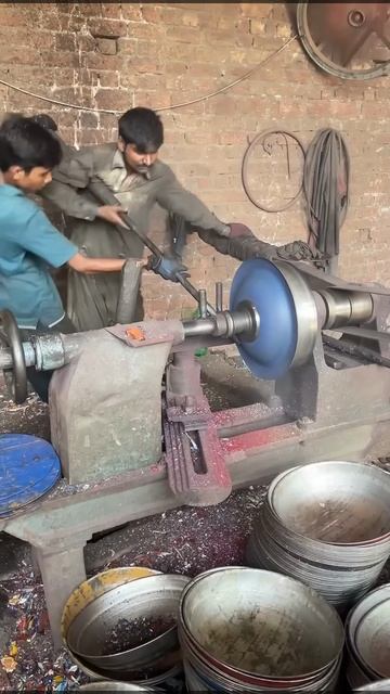 Процесс изготовления металлической посуды.