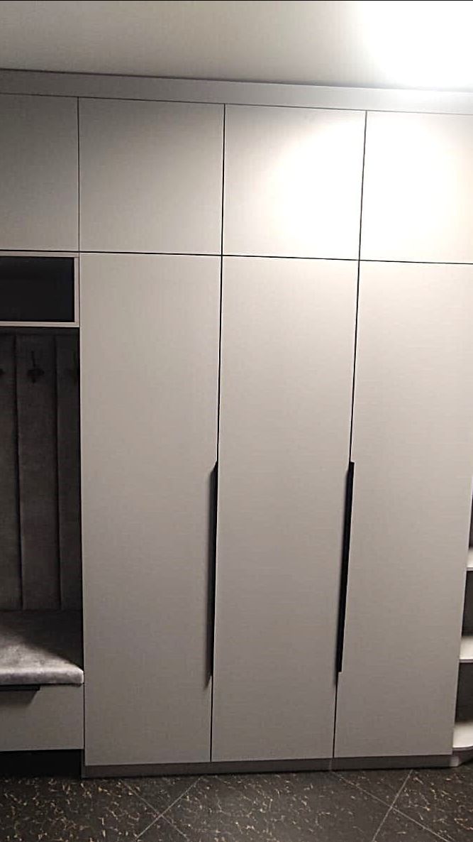 Филиппин - современная, трехстворчатая прихожая со стеллажом под потолок на заказ в Москве