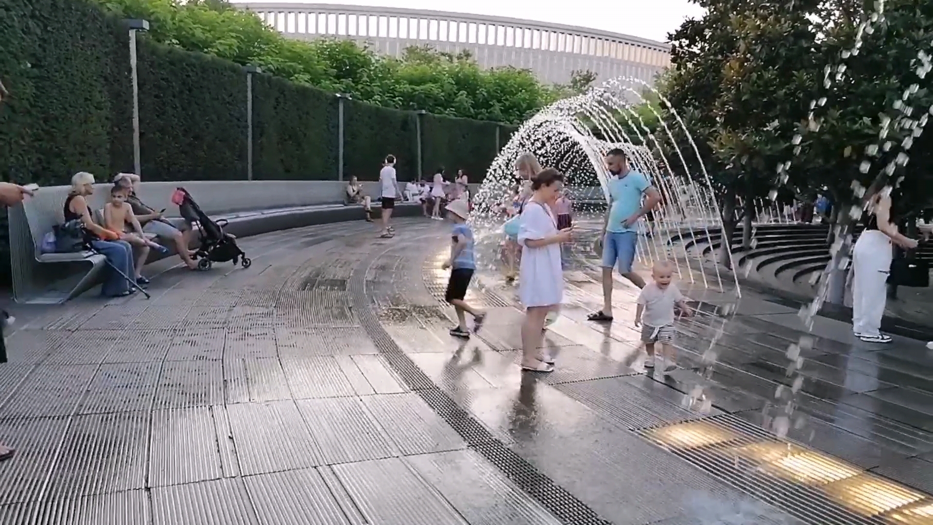 Фонтаны в парке Галицкого. Я в Краснодаре с внуками и невесткой. .