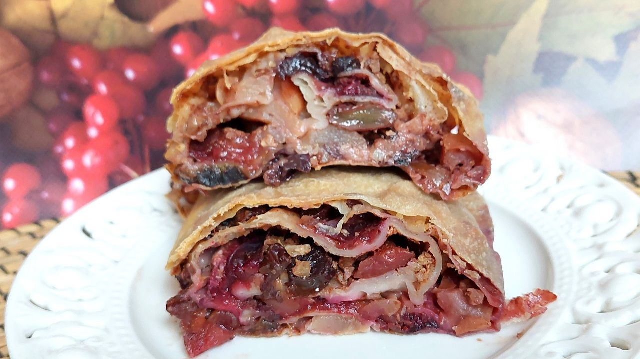 Штрудель сливовый с изюмом, грецкими орехами. Готовить просто, вкус потрясающий.