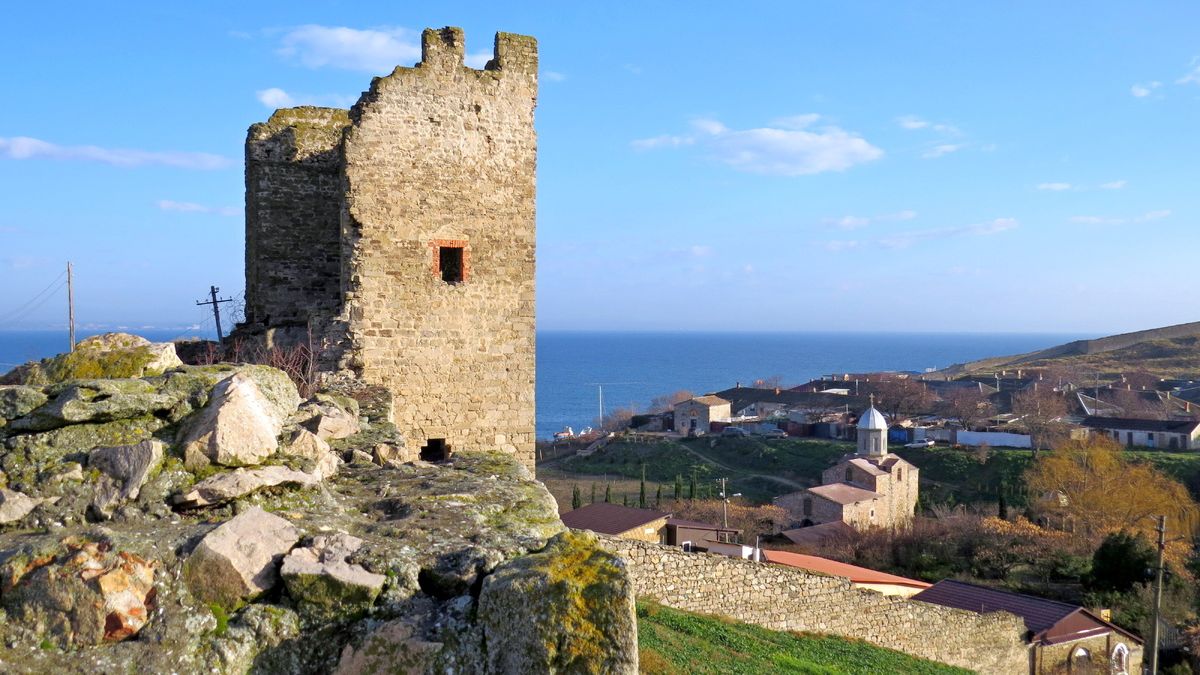 По стенам и башням древней Цитадели. Феодосия.