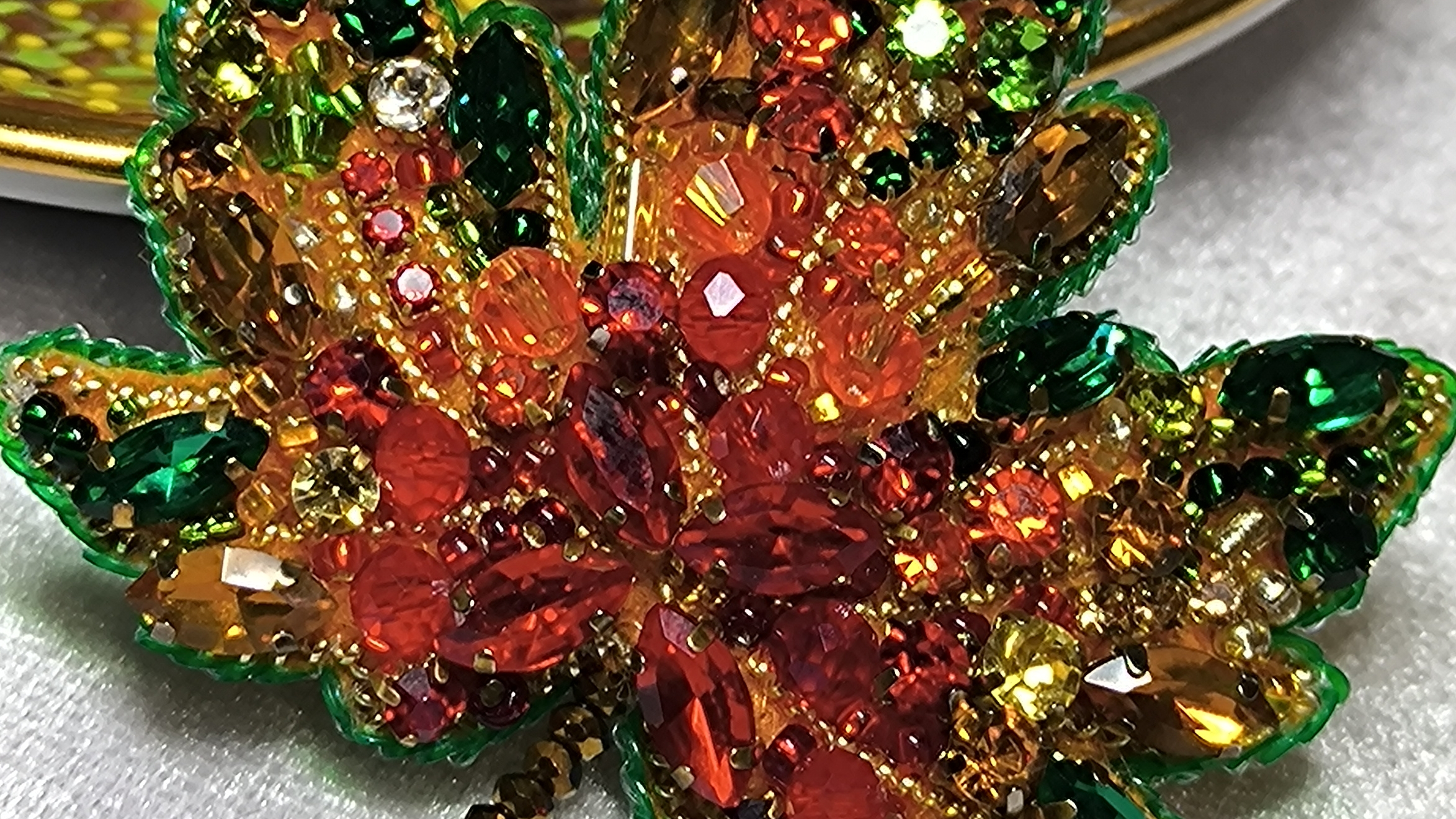 Новинка! Брошь "Кленовый лист". Вышивка на фетре стразами, кристаллами и бисером.