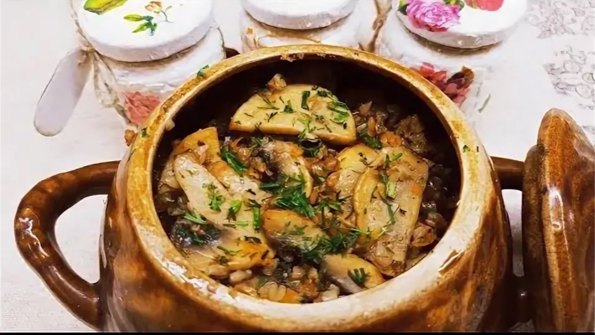 Гречневая каша с овощами в горшочках. Быстро и просто.