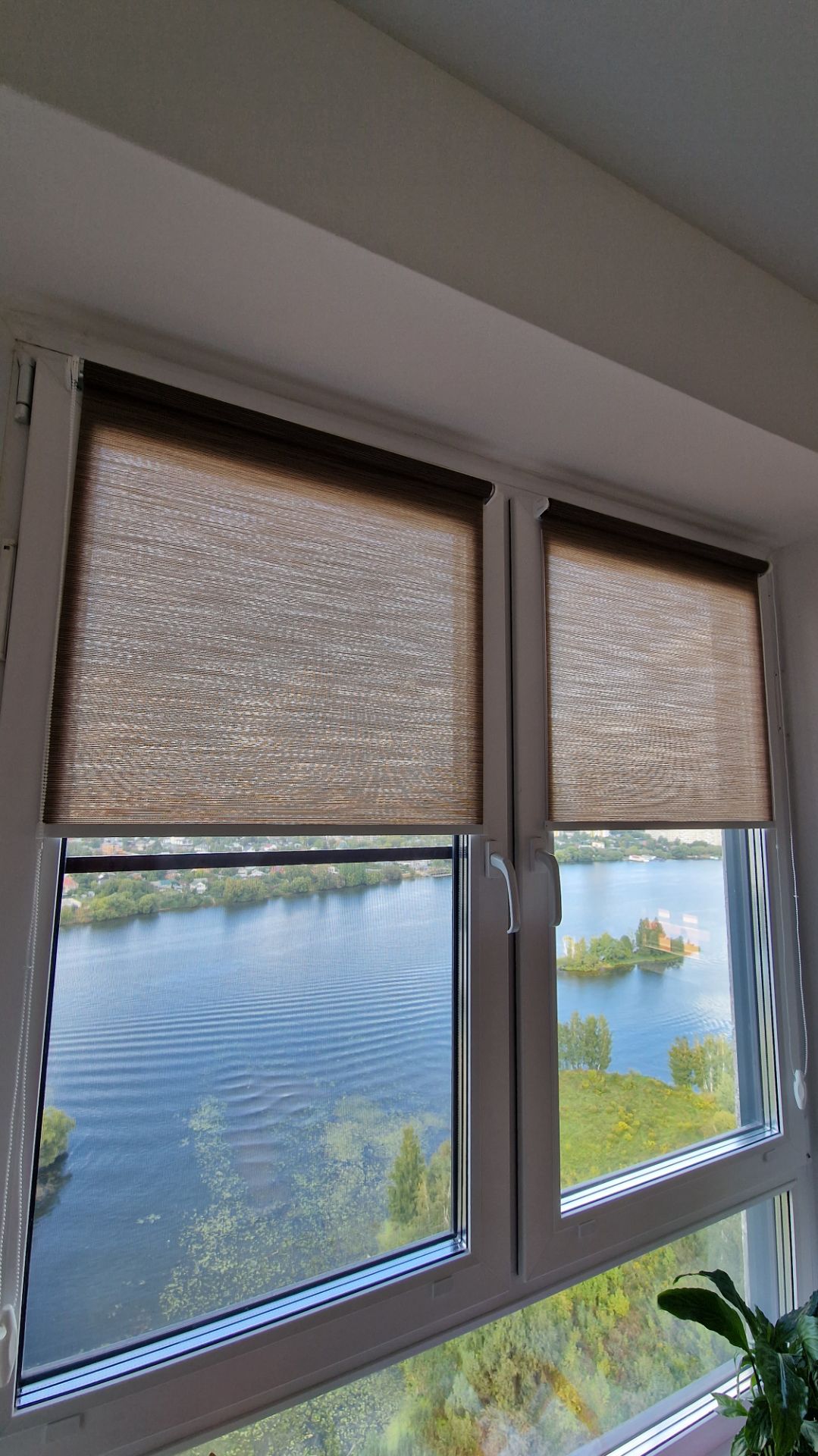 Рулонные шторки Мини. Ткань Корсо коричневый. Монтаж на створку