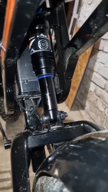 заменил штатный амортизатор на пневматический DNM AO38RC 210мм на Kugoo Kirin V6