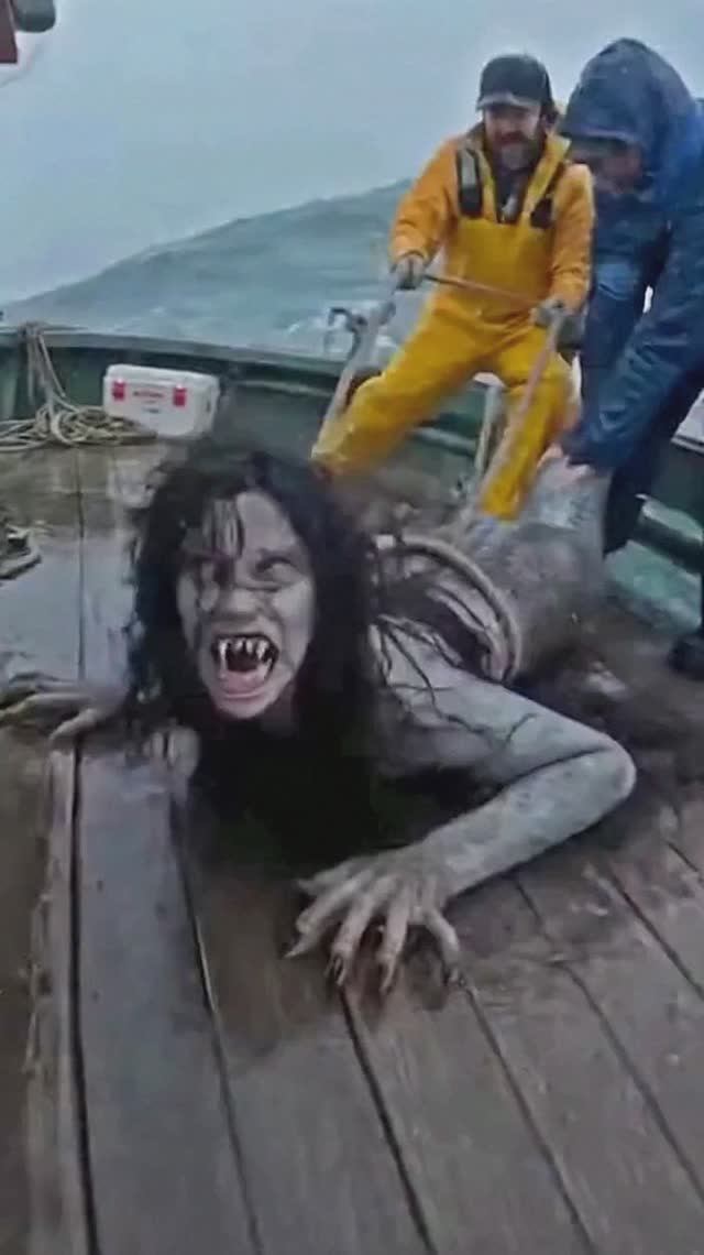 Рыбаки поймали живую русалку