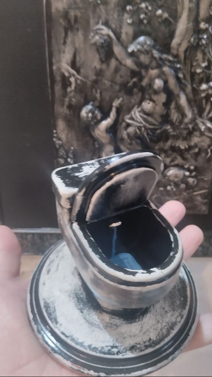 Инсталляция«Унитаз». Миниатюра