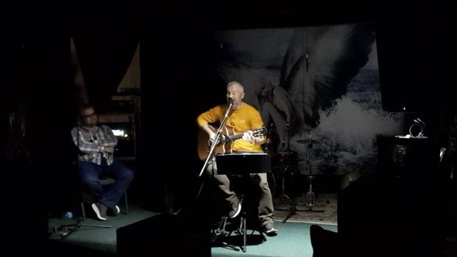 А цыган идёт