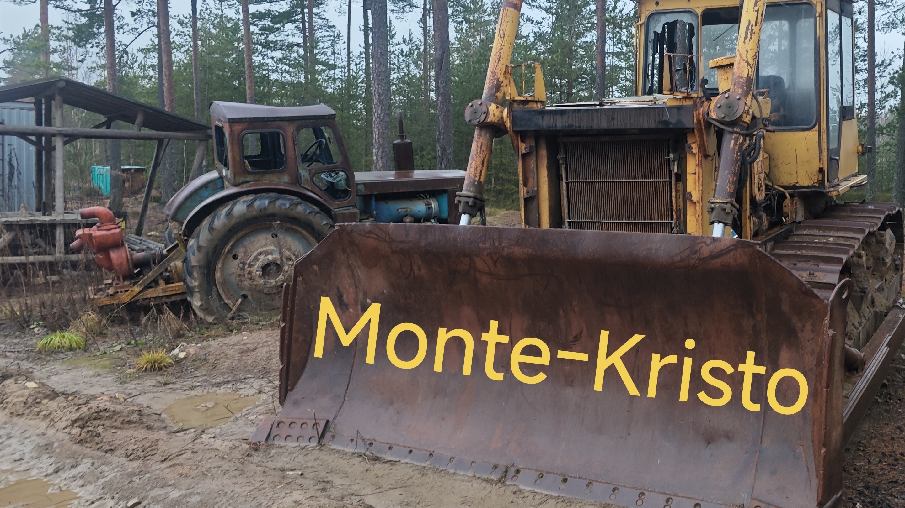 Заброшенный советский трактор и бульдозер в карьере Краснофлотский