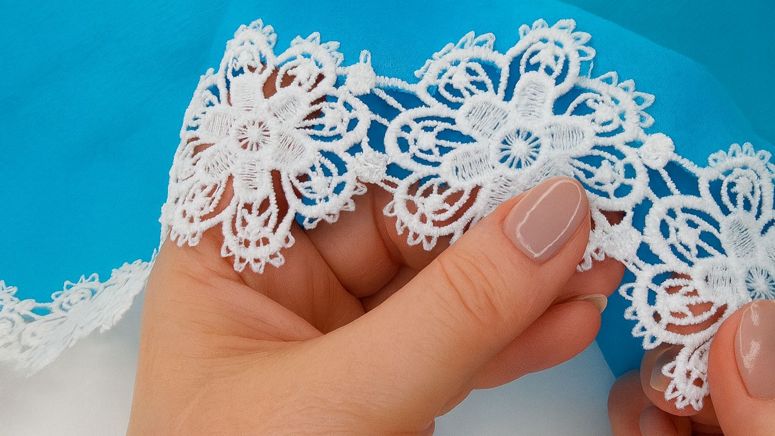 Выглядит дорого. Такой способ мало кто знает, но повторит каждый