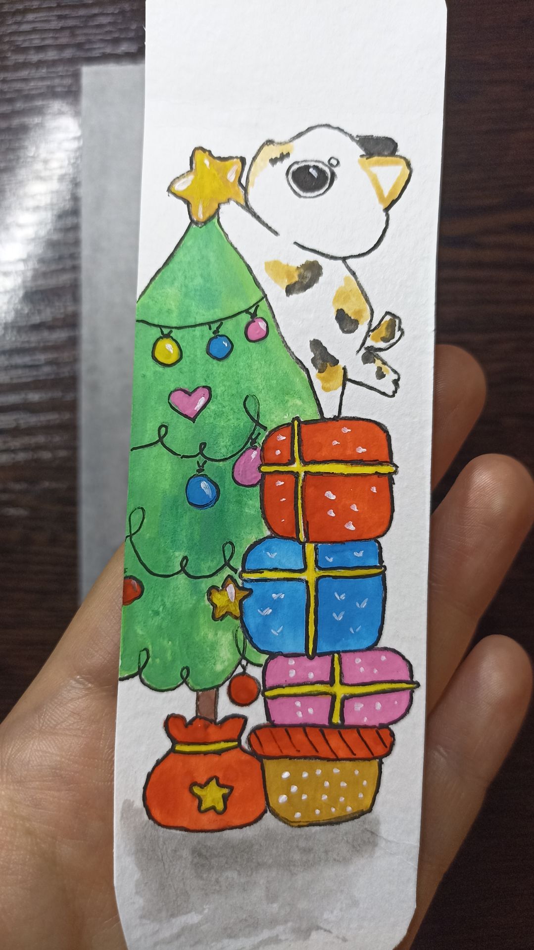 Рисунок гуашью / Котик украшает елку