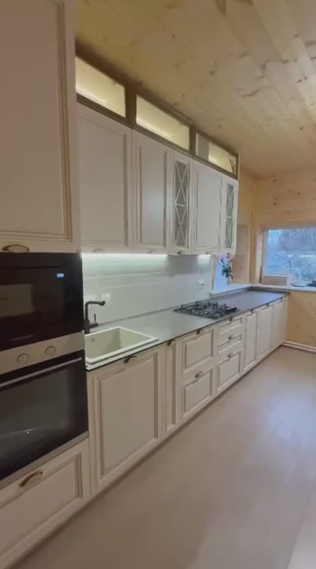 Силвэйн - прямая кухня в классическом стиле, резные фасады в эмали с витриной на заказ в Москве