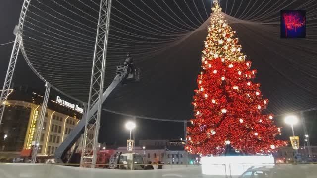 Тула. Ура! Горит вся. Самая Большая Новогодняя Ёлка в России скоро будет готова...Высота 32 метра.