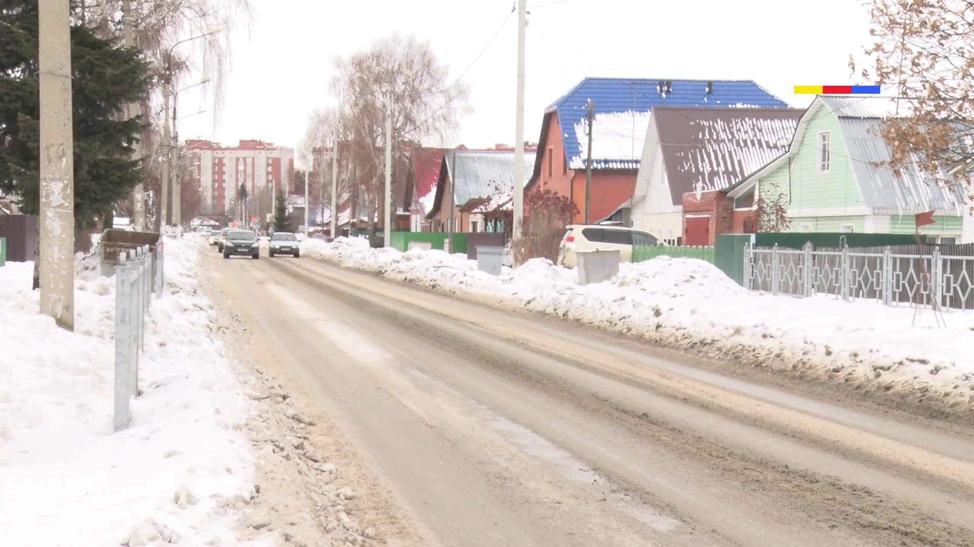 Горка из складированного снега, сужение дорог и другие зимние «сюрпризы» в городе