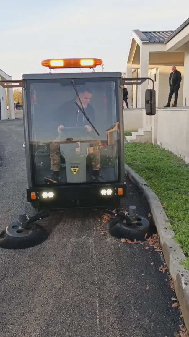 Подметальная коммунальная машина ASTOR Z6 Imperial в работе