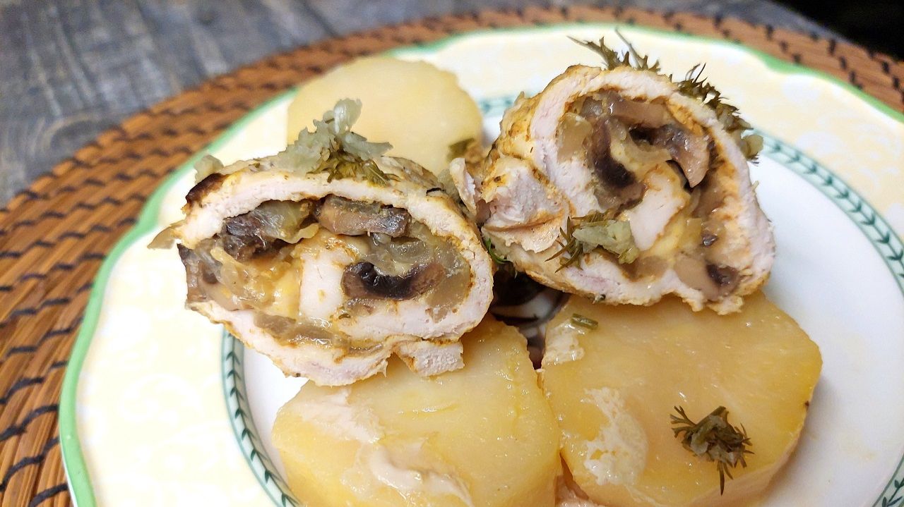 Куриные рулеты с ароматной начинкой с запечённым картофелем. Приготовлено в духовке.