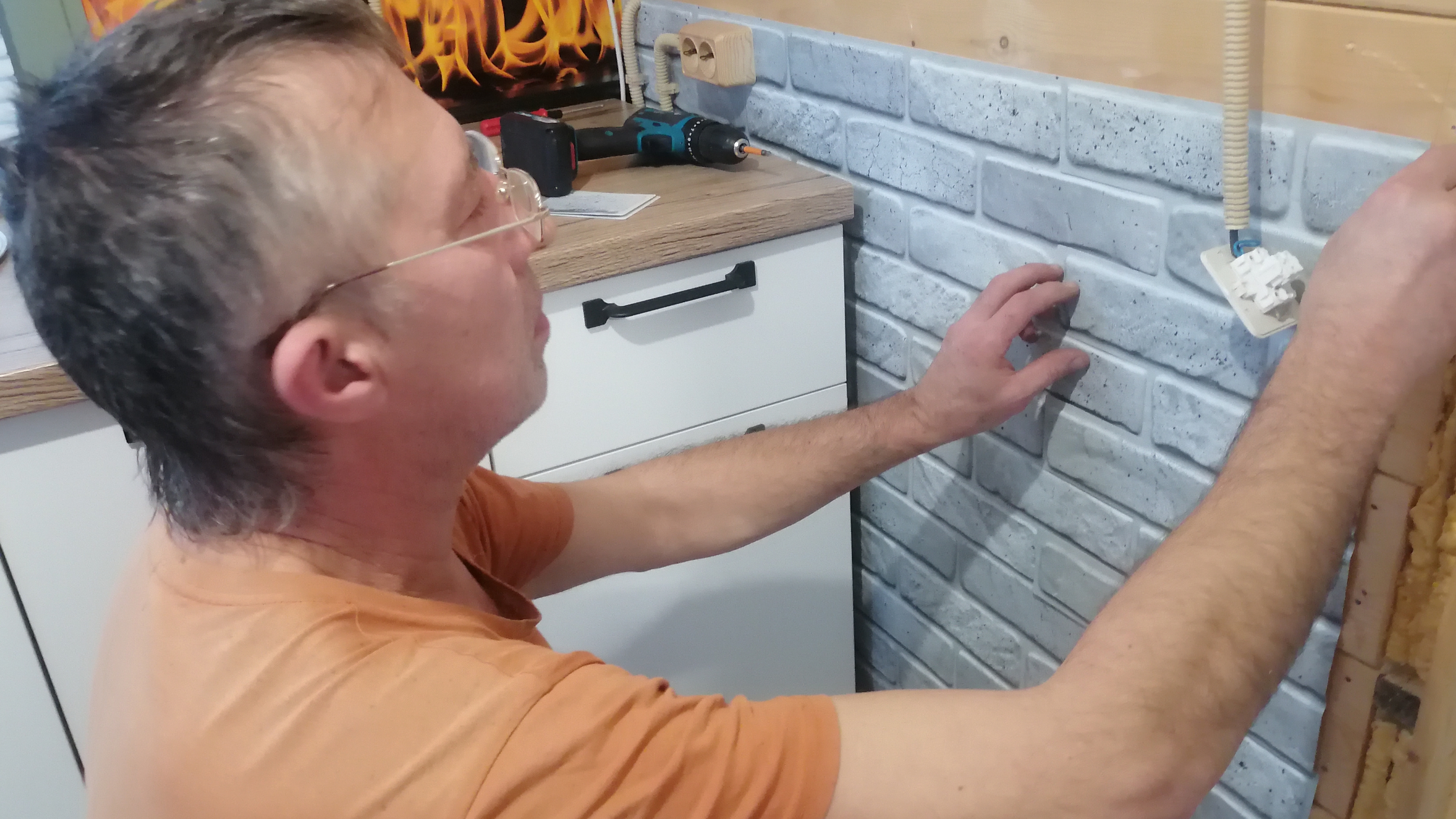 Обшиваем панелями. Делаем перегодки на 2 этаже и многое другое.