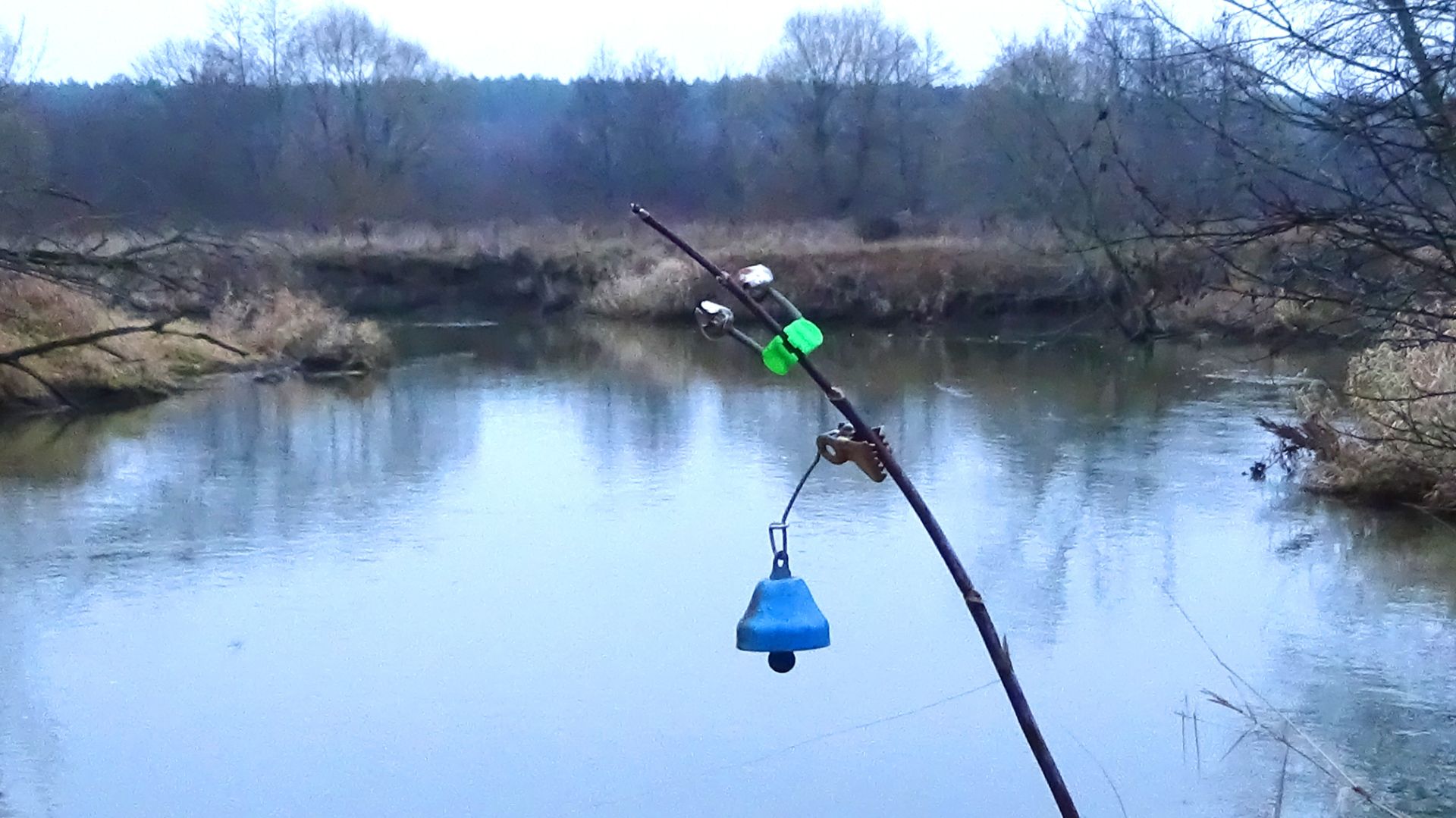 Рыбалка 5 декабря на голавля и налима с ночёвкой как есть в реальности.. Дело было не в бабине