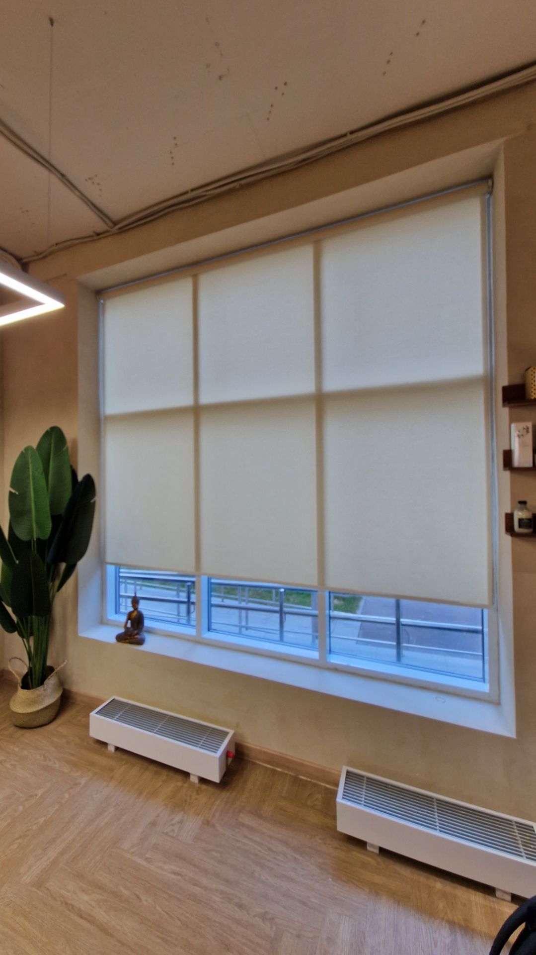 Рулонные шторы для салона красоты Soda. Ткань Карина темно-бежевый