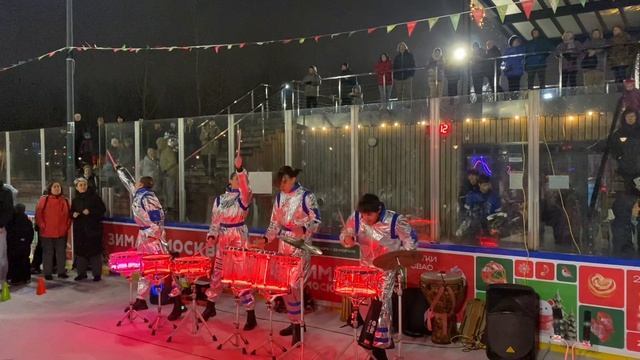 Зима в Москве. Шоу световых барабанов в парке Яуза.