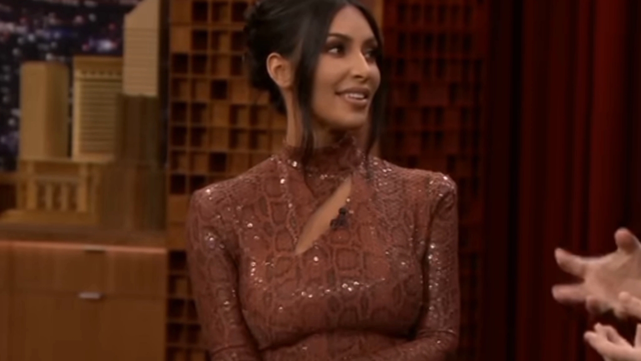 Чувствуешь ли ты это? Джимми и Ким Кардашьян в шоке от прикосновения к загадочным объектам