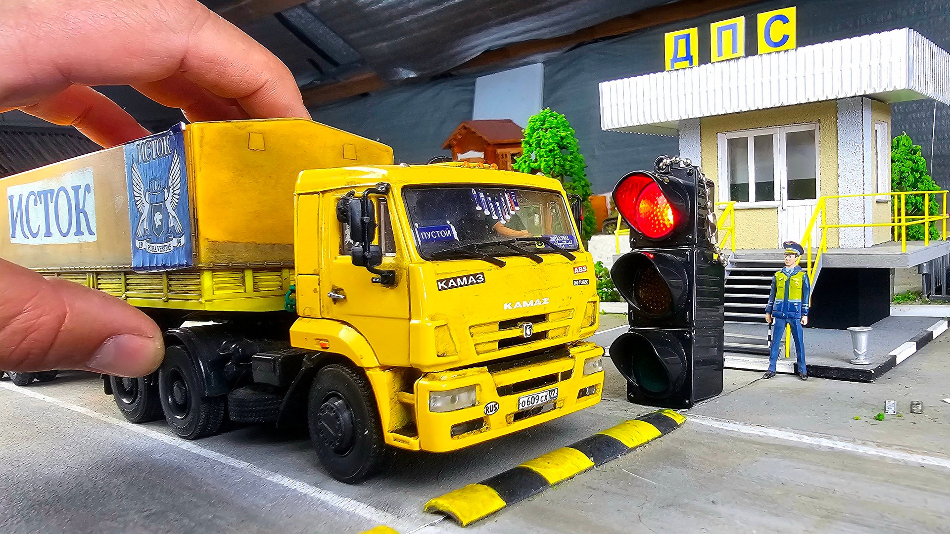 Машины проезжают лежачий полицейский. Про машинки