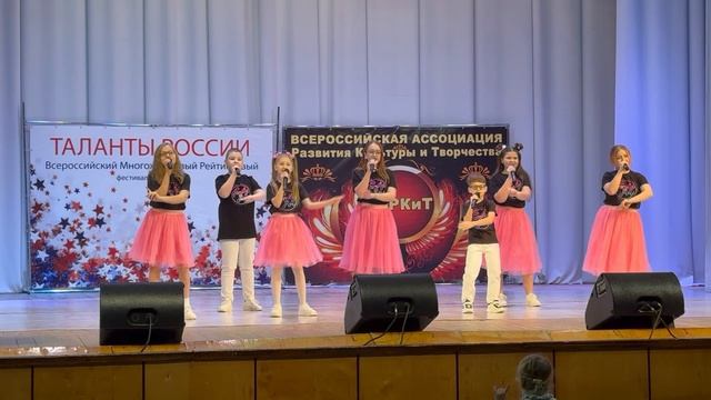 Лиза Николаева в хоре песня Снег