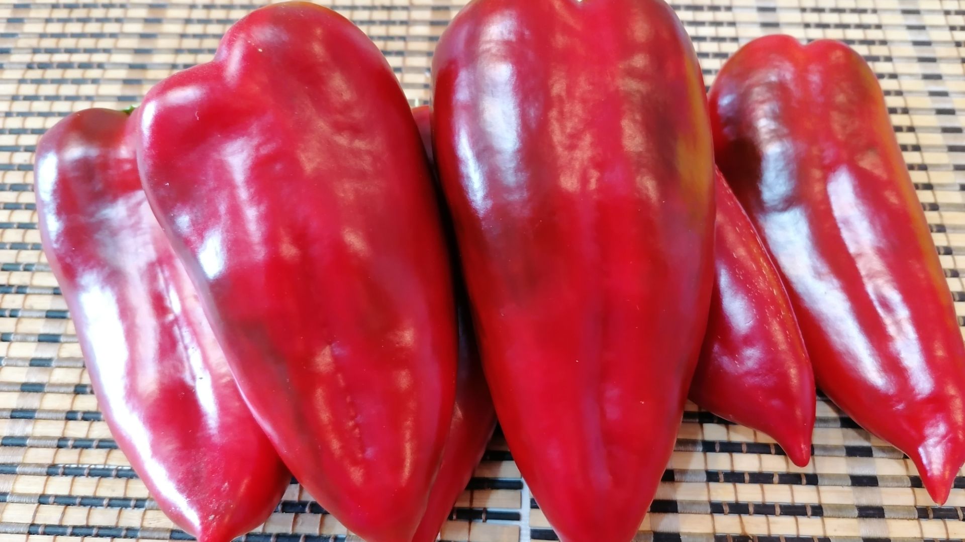 Этот перец  не требует особого ухода, но радует стабильным урожаем и отличным вкусом.