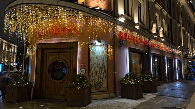 Оформление ресторана к празднику: подсветка неоном, бахрома и новогодние ели