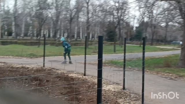 учимся кататься на роликах. нашли хороший парк).mp4