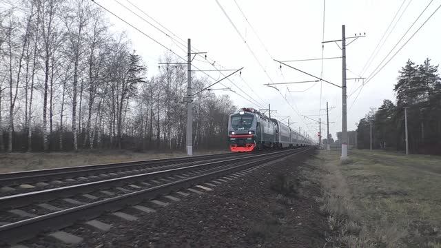 Эл.-воз ЭП20-006 (ТЧЭ-6) с поездом «Буревестник/двухэтажный состав» № 703Х Москва — Нижний Новгород.