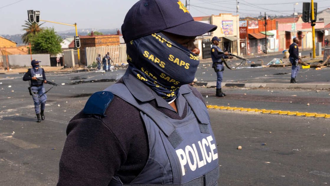 Восемь взрослых и трое детей погибли при стрельбе в общежитии в ЮАР