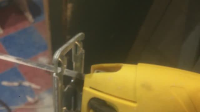 Лайфхак life hack для ремонта выпиливаем дверь с косяками подручным способом