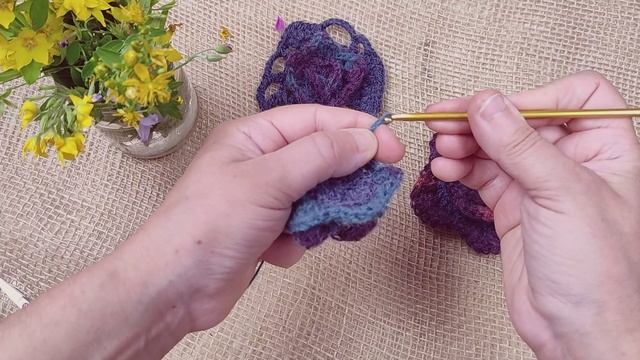 Вязаная импровизация крючком с объёмными  лепестками разного вида