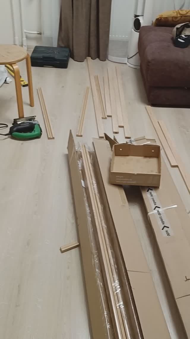 Мастер на час. Клеим декоративные планки на стену в гостиной комнате. Жидкие гвозди.