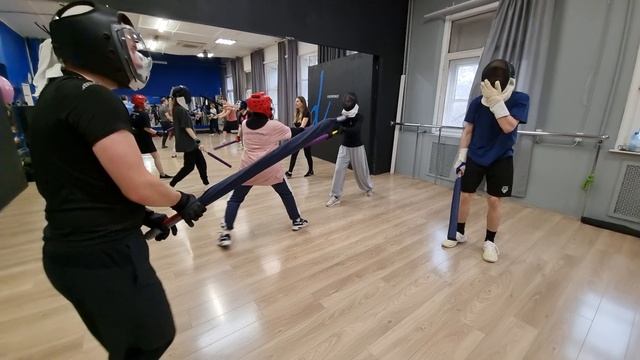 Спарринг на длинных японских мечах чанбара катана с плоским профилем в школе кендзюцу Katana Club