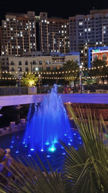 Разноцветный фонтан на станции Андуонг. Sunset Town. Фукуок. Вьетнам