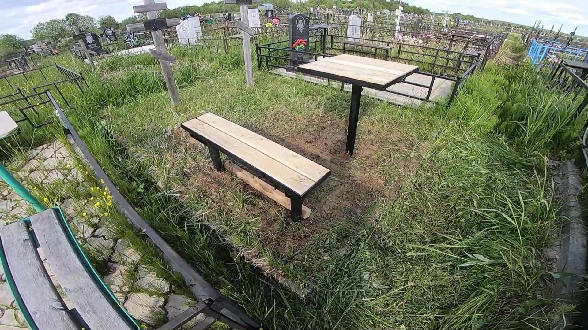 Столик и скамейка на кладбище своими руками из того что было в гараже