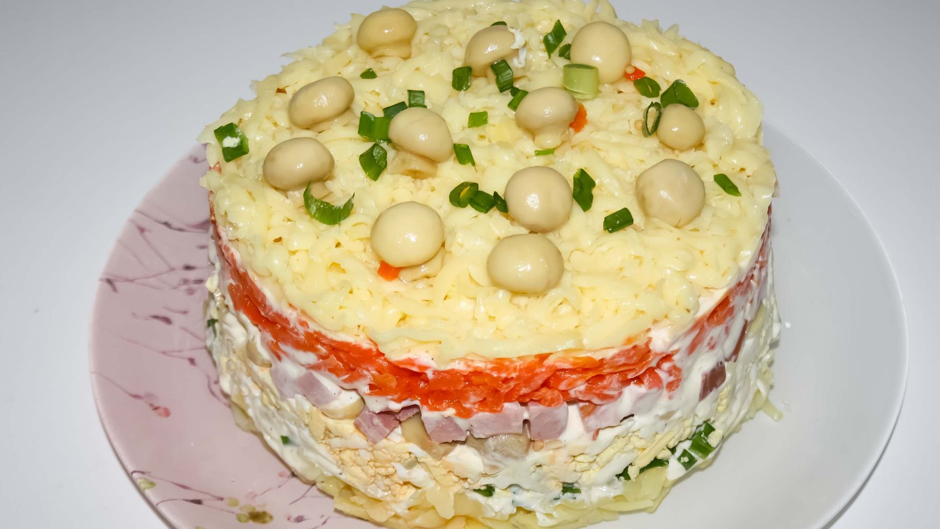Слоеный салат с ветчиной и грибами