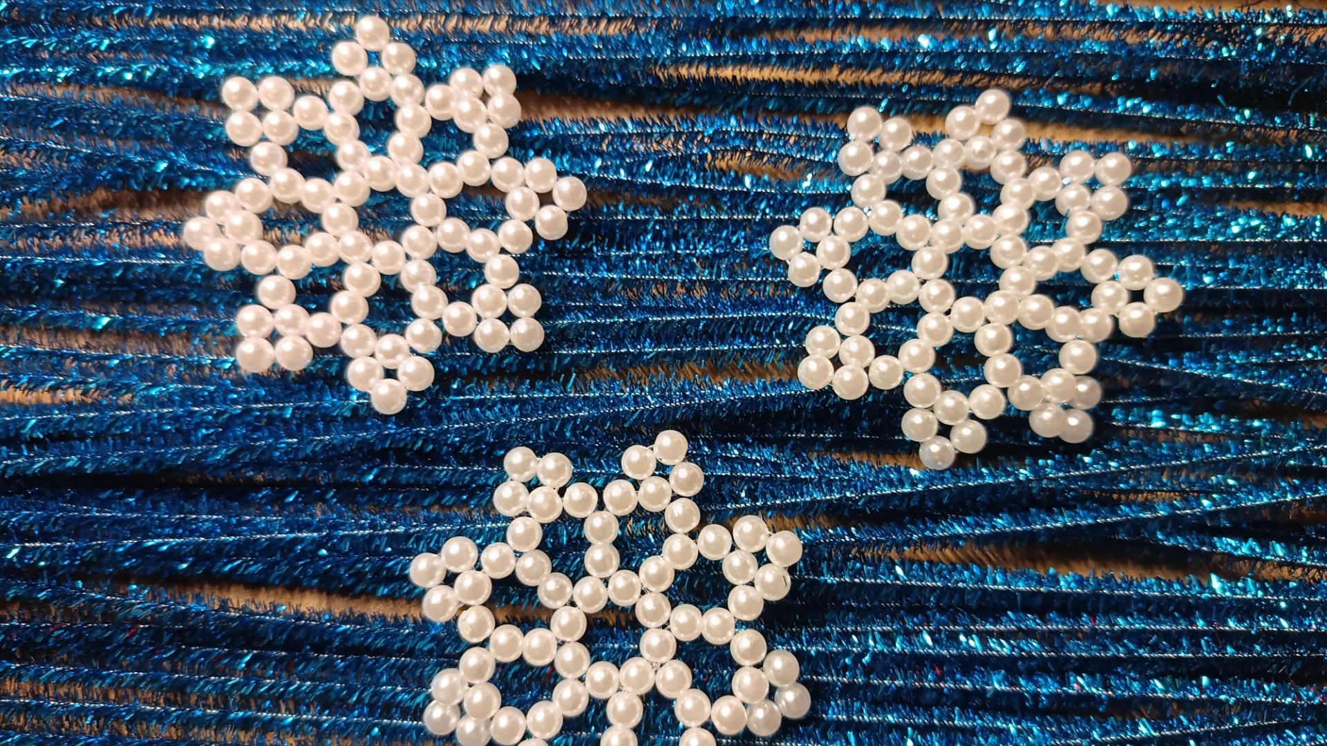 Нежные снежинки из бусин своими руками. Красота которая не растает. Плетение из бусин на леске.