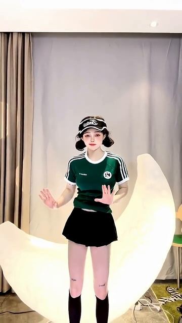 Танец фанатки в стиле робота